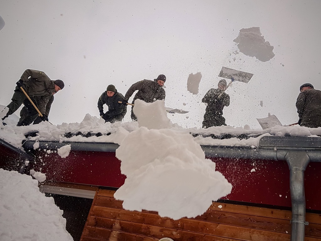 400 soldiers in a race against the weather