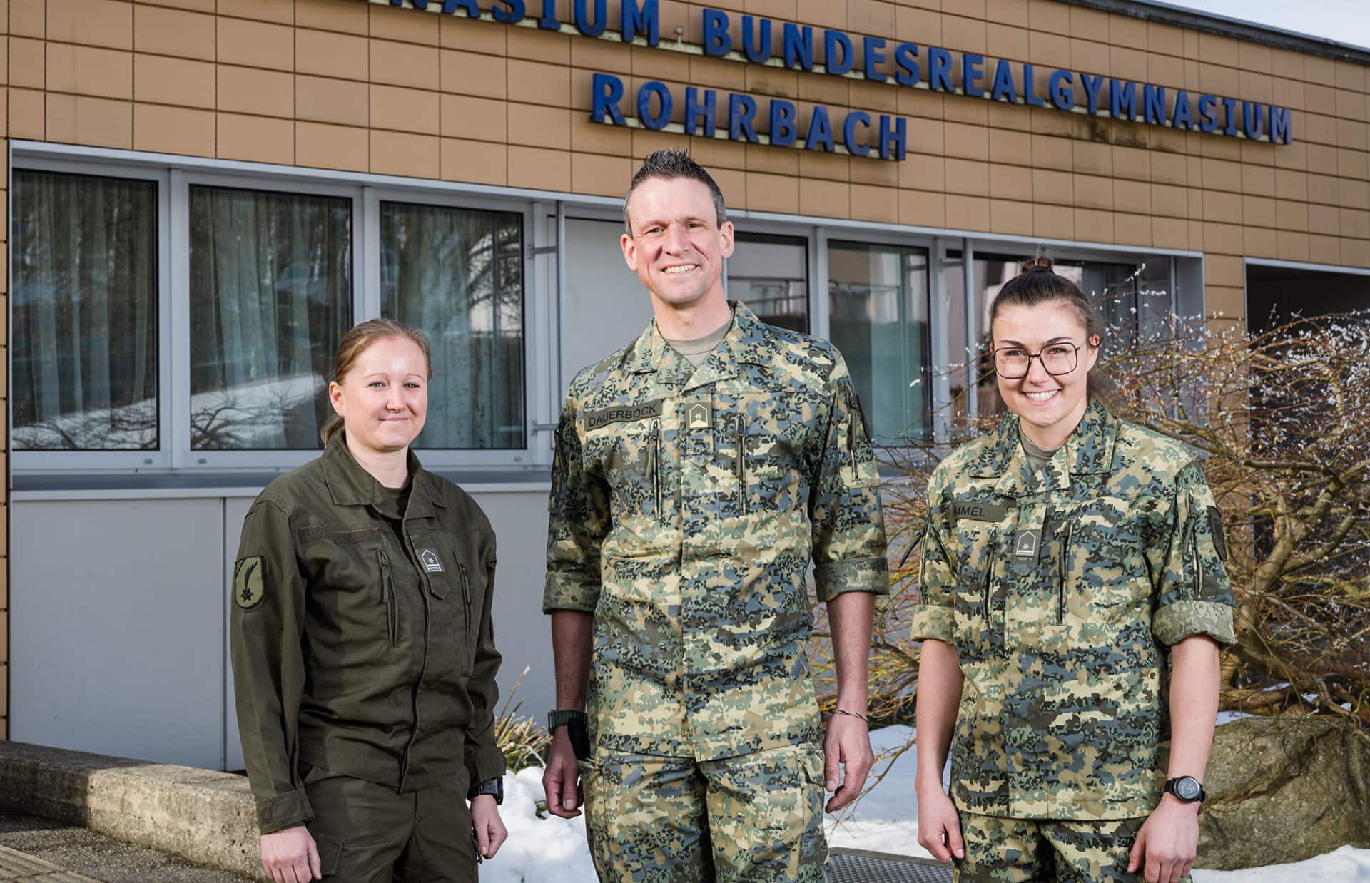 Drei Informationsoffiziere im Gespräch