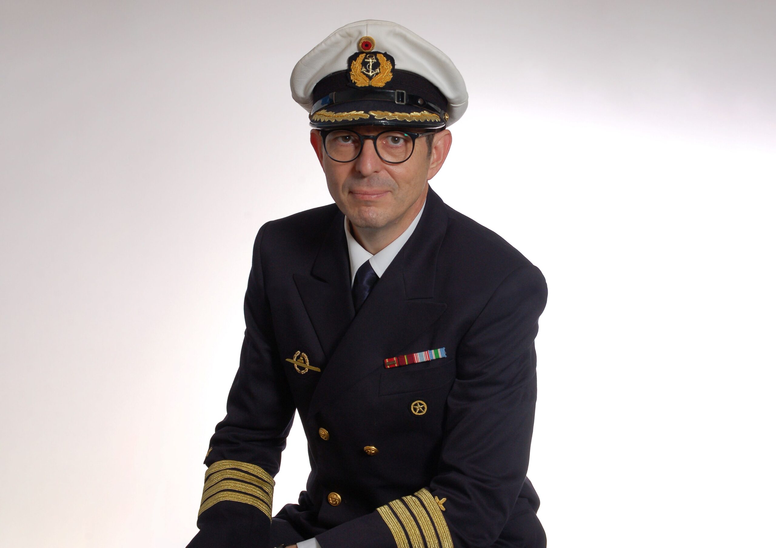 Captain at sea Sven Janssen hands over leadership of MTS Parow