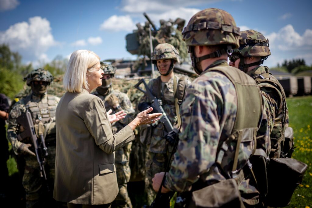 Defense Minister Tanner visits "Trias25"