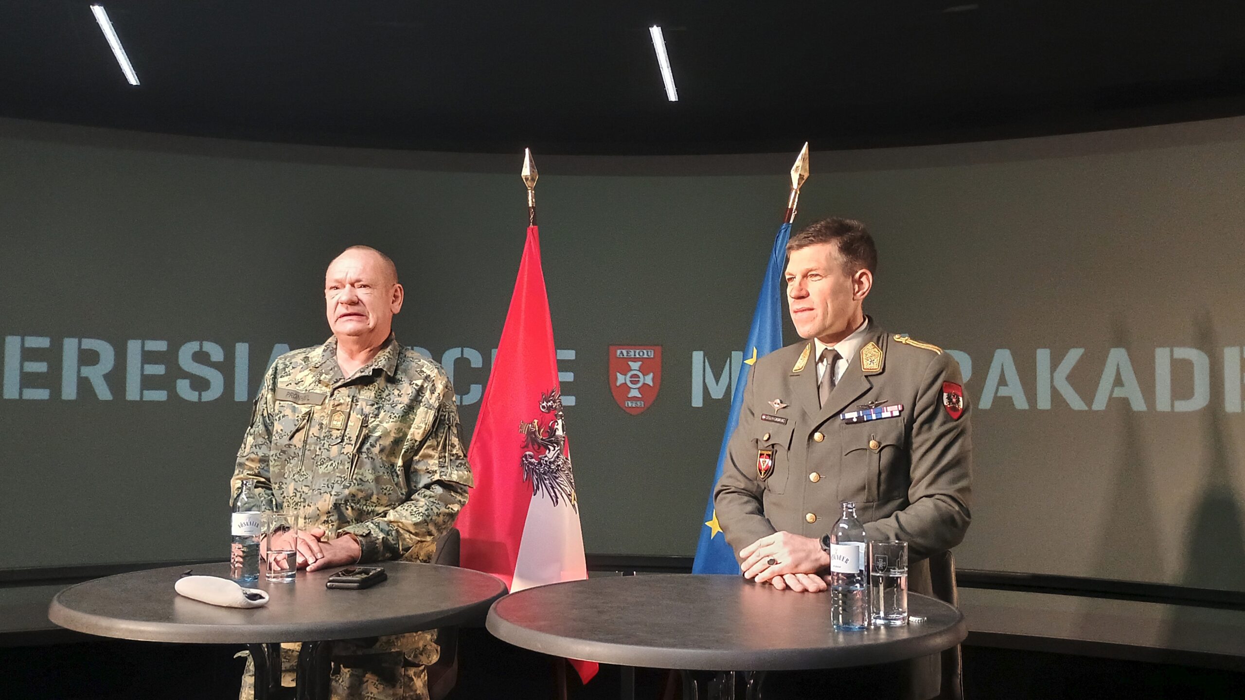 Im Gespräch: Generalmajor Pronhagl und Brigadier Ségur-Cabanac ...
